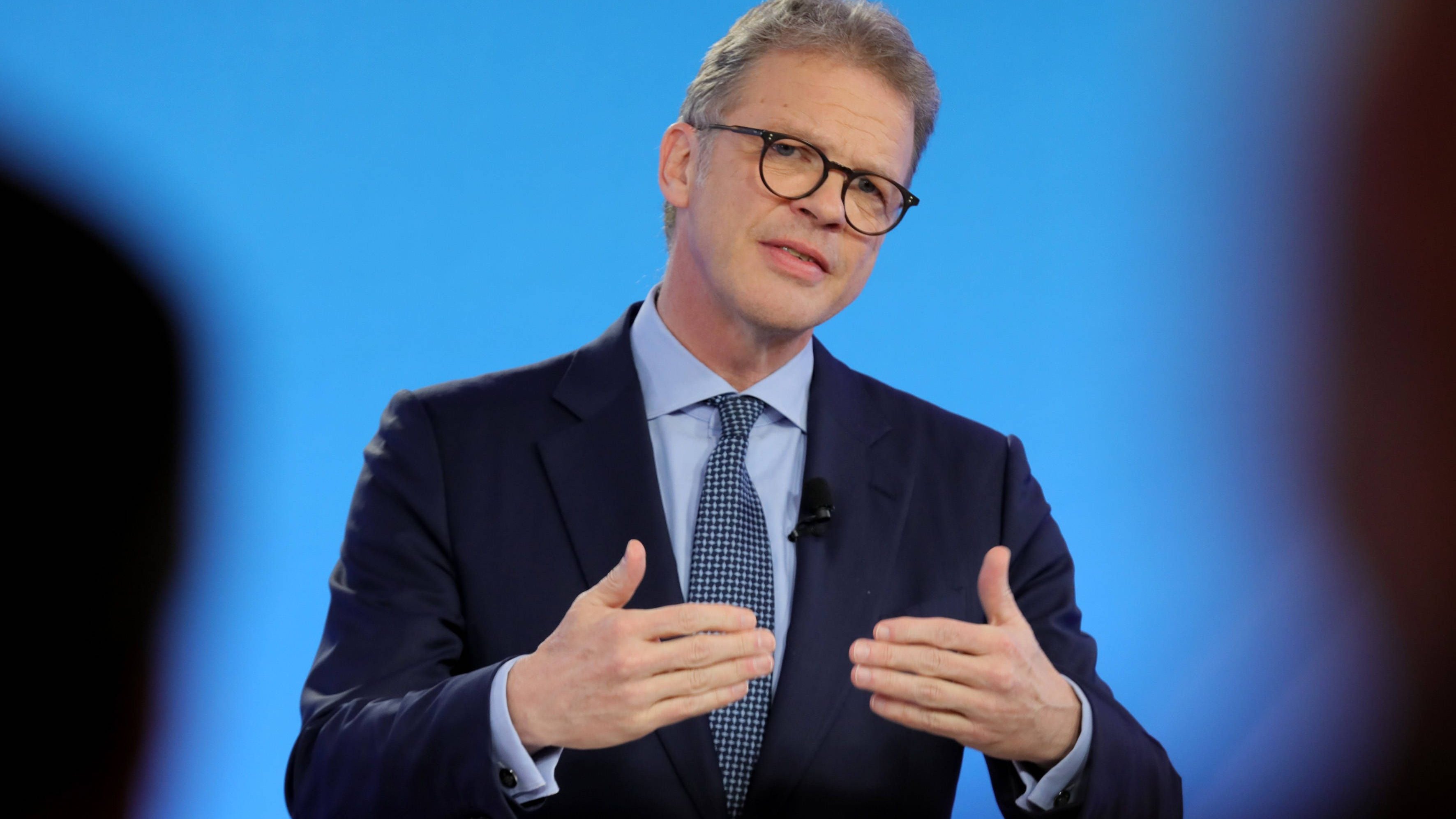 Deutsche Bank: Sewing kündigt Abbau von 2000 Stellen und weniger Filialen an