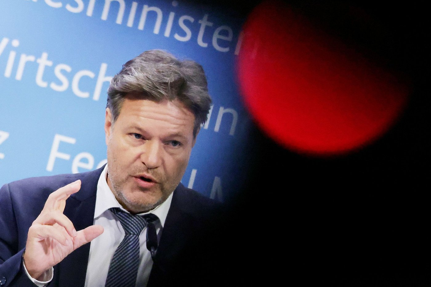 Kommentar: Industriestrategie: Habeck sollte Beinfreiheit besser nutzen