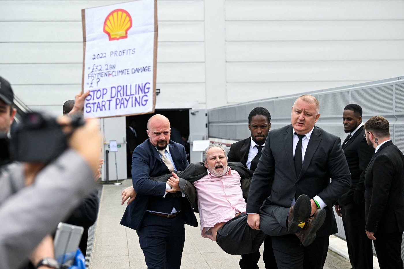 Shell: Klima-Proteste verzögern Hauptversammlung