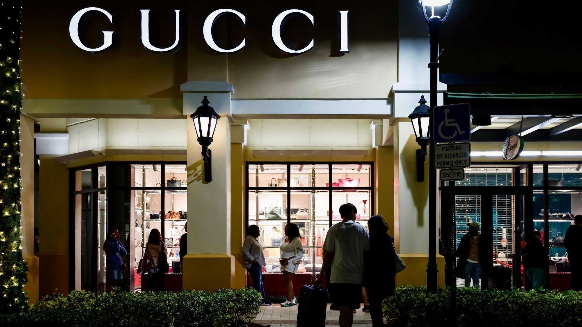 Versace, Gucci, Prada: Polizei startet Razzia bei italienischen Luxus ...