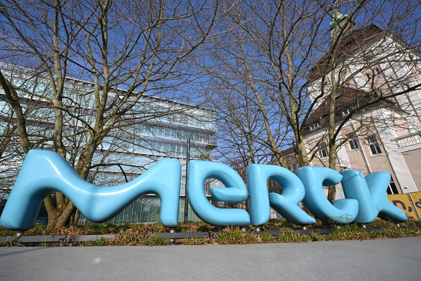 Merck: Währungseffekte belasten Pharmakonzern – Prognose gestutzt