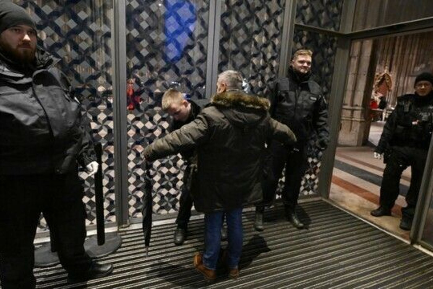 Polizei kontrolliert Einlass zum Kölner Dom