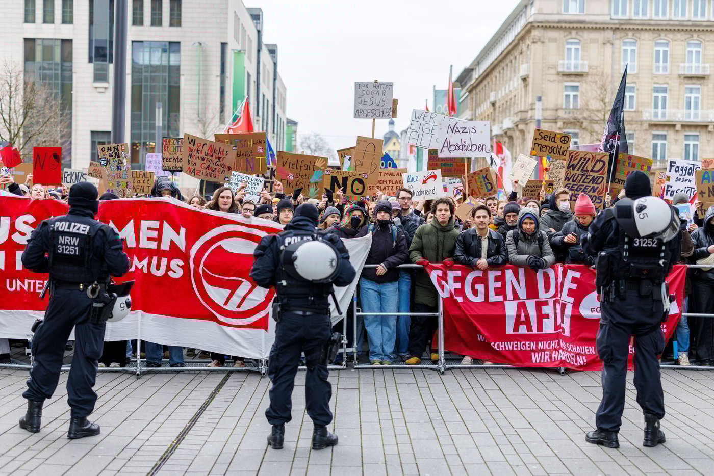 Demo gegen Rechts: Tausende versammeln sich in Düsseldorf zu AfD-Gegendemos
