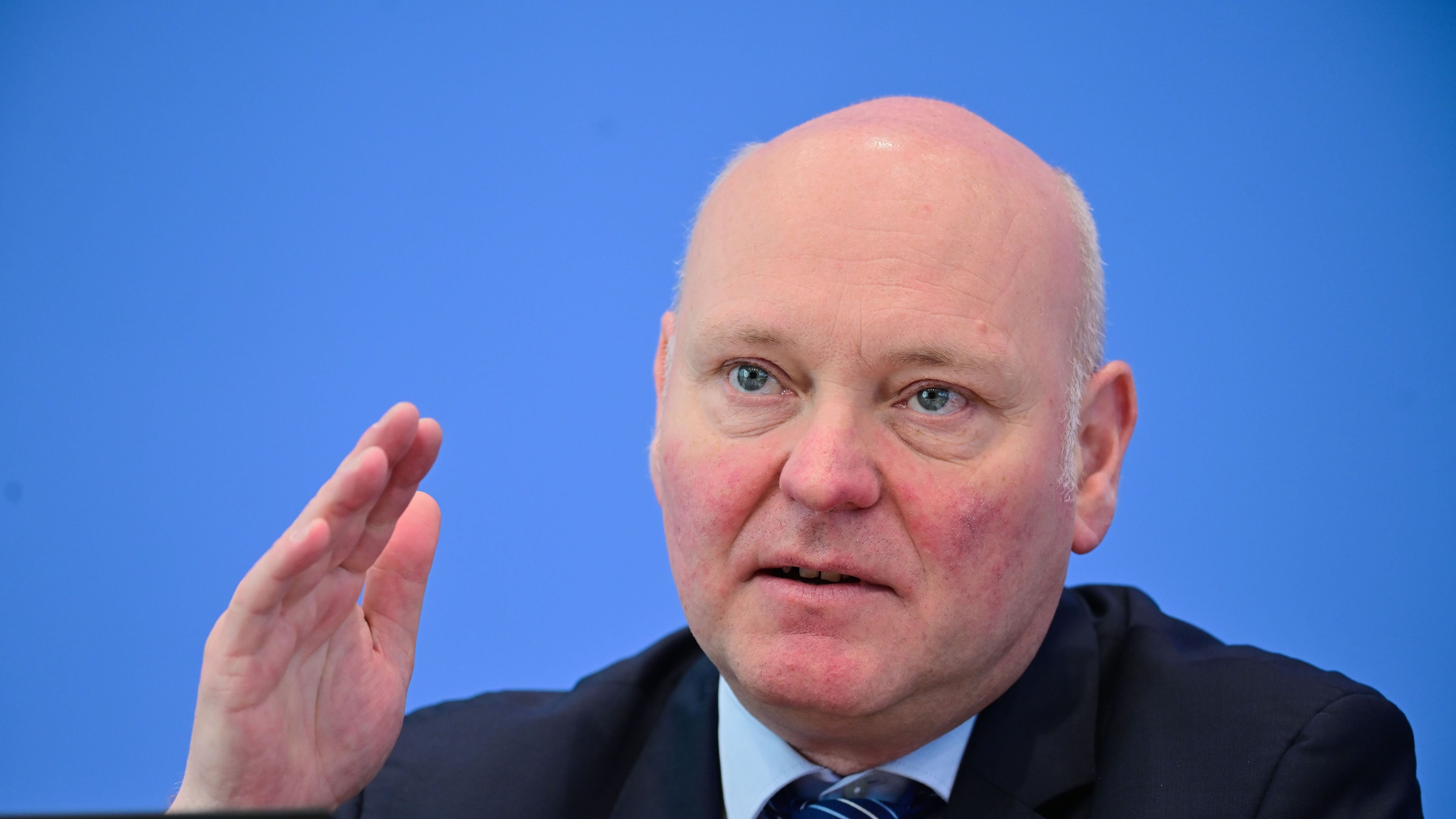 Achim Truger im Interview: „Das Finanzpaket ist falsch herum aufgesetzt“