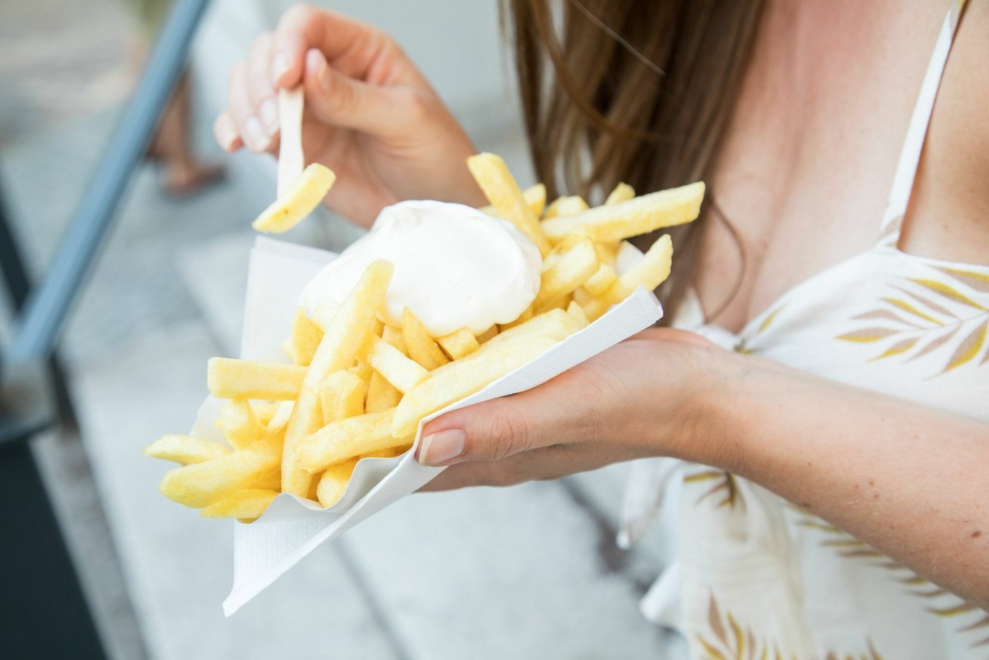 Auch im Urlaub: Pommes bei Hitze: Warum salzig essen im Sommer wichtig ist