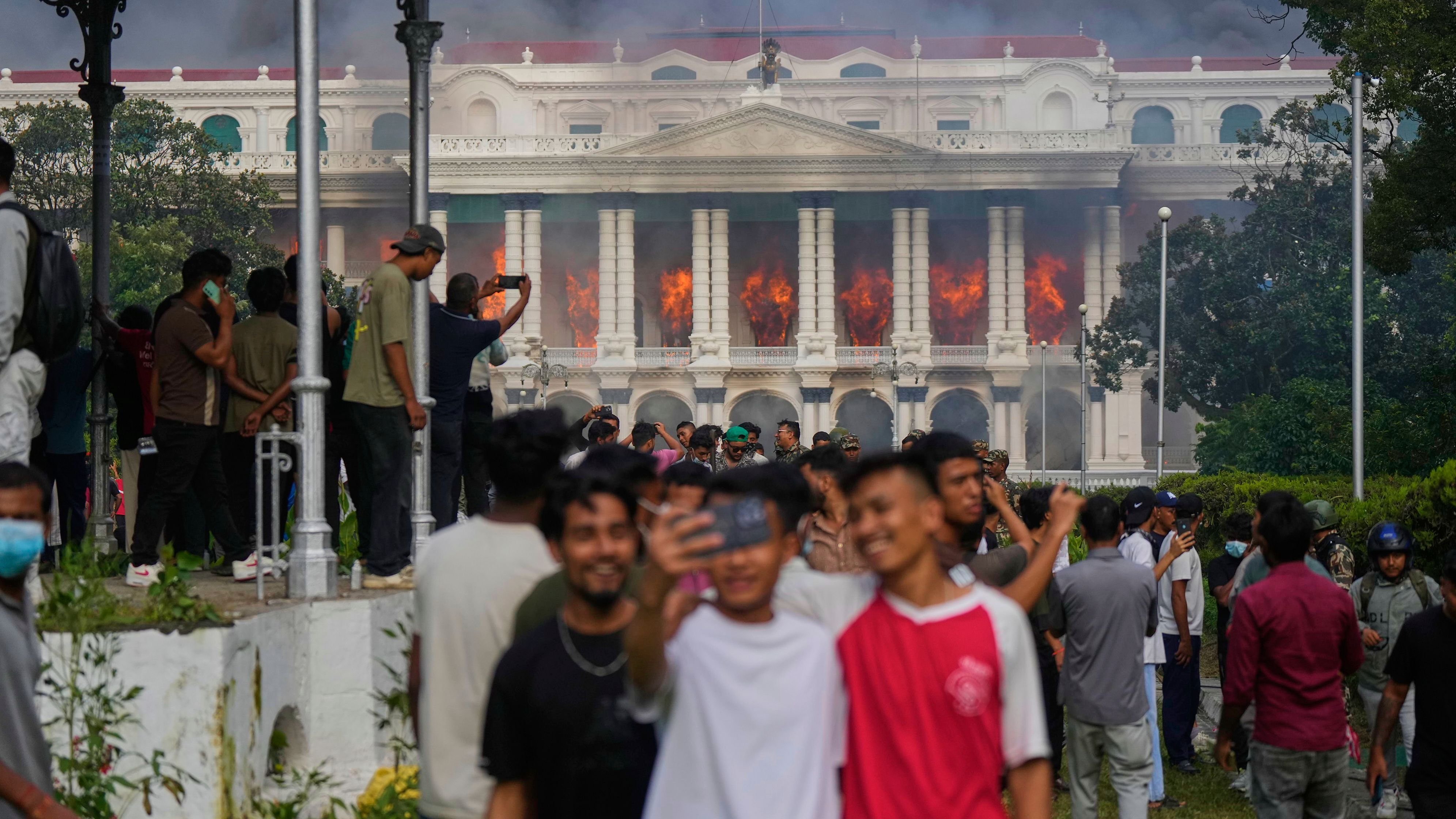 Unruhen in Nepal: Pro-chinesischer Regierungschef tritt zurück