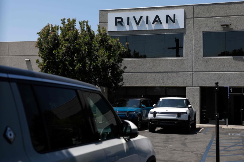 Elektroautohersteller: Rivian reduziert Verluste und erhöht ...