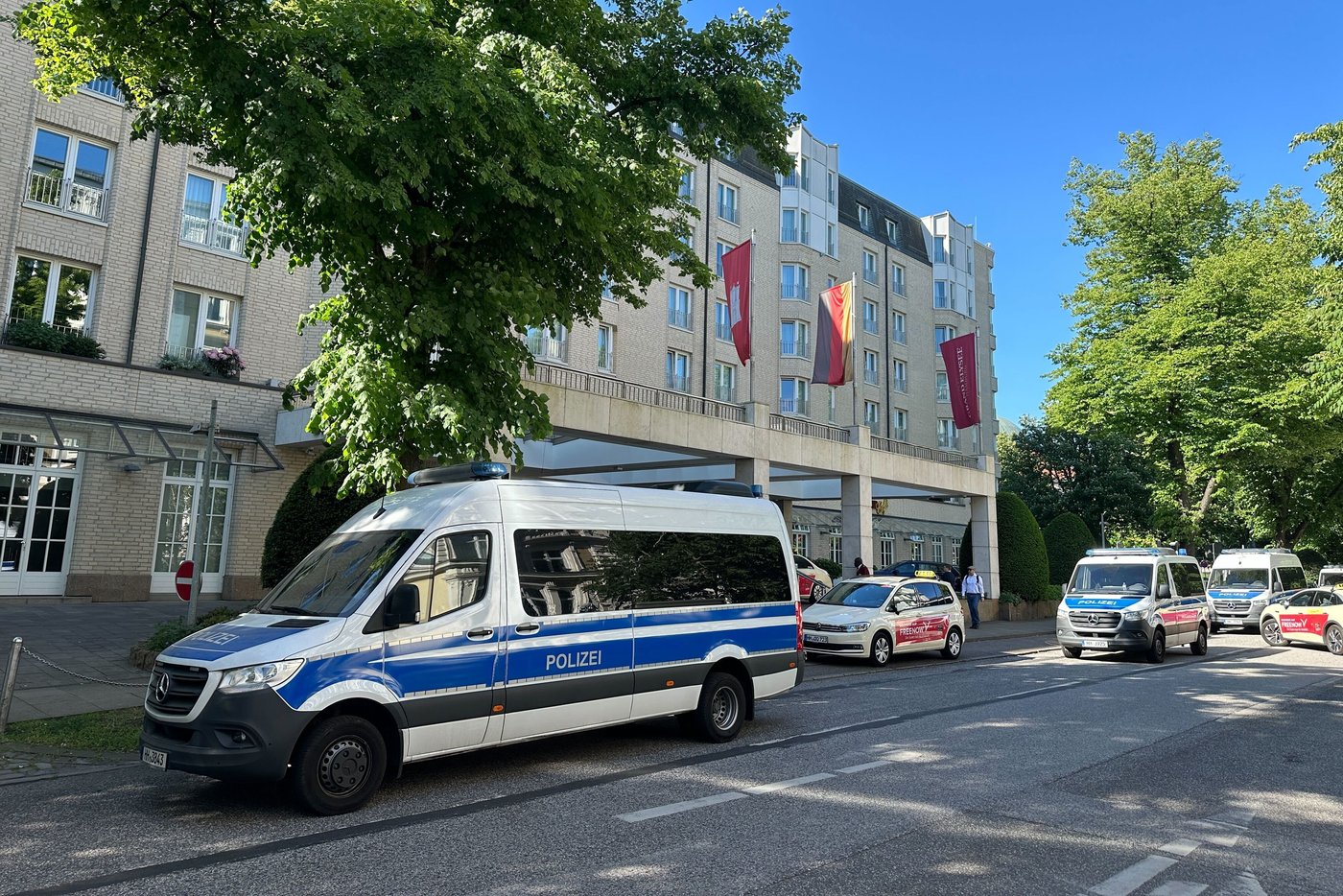 Block-Streit um Sorgerecht: Polizei durchsucht Hamburger Elysée-Hotel