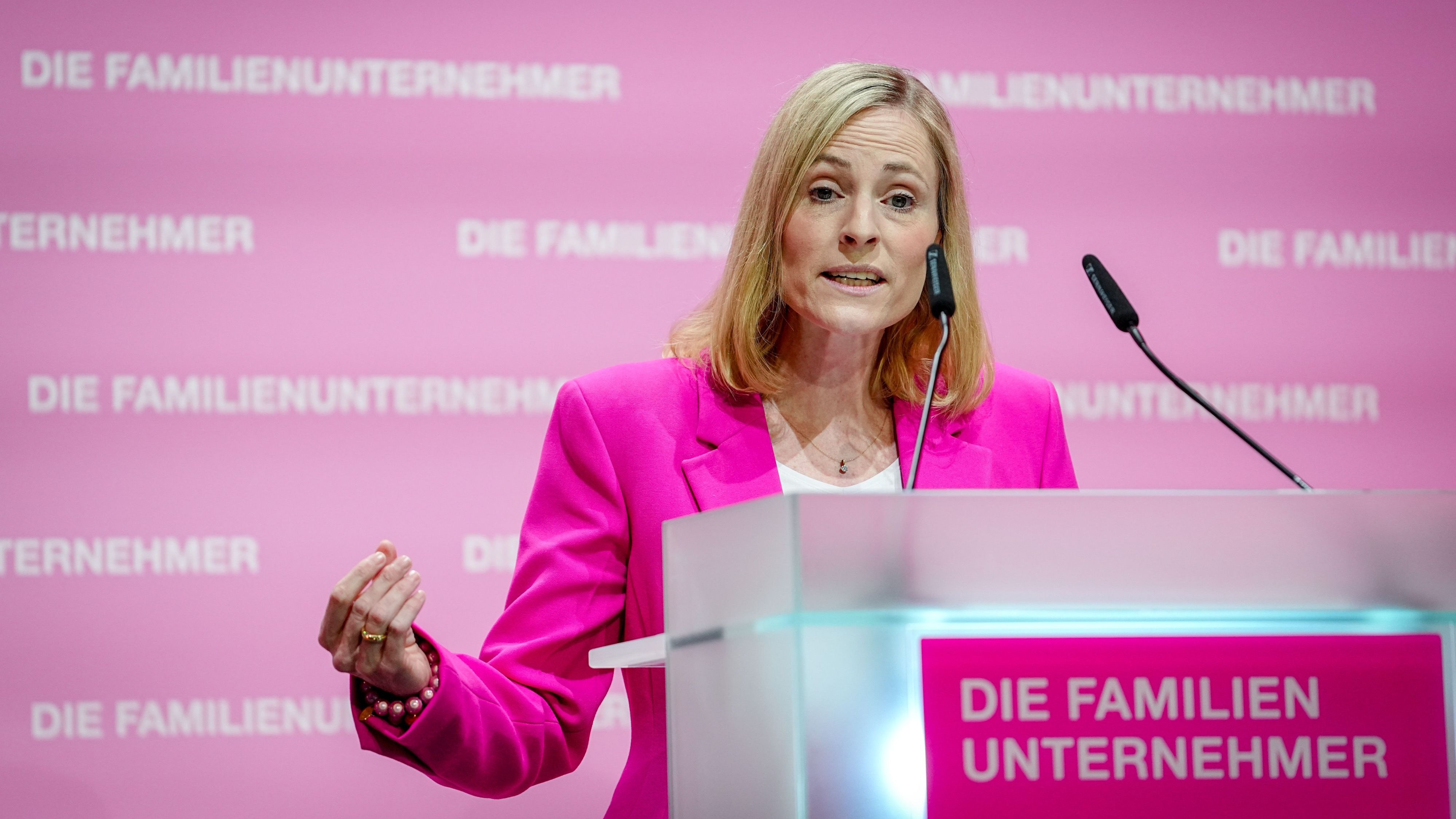 Rechtsextremismus: Unternehmerverband räumt Fehler im Umgang mit der ...