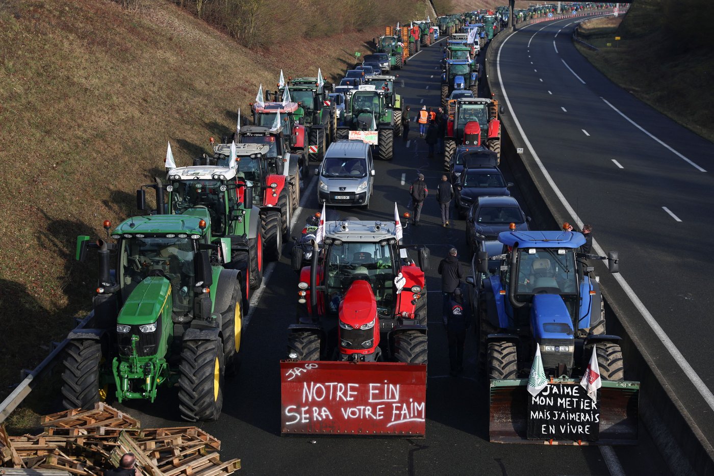 Agrar-Proteste in Frankreich: Wütende Bauern blockieren Paris