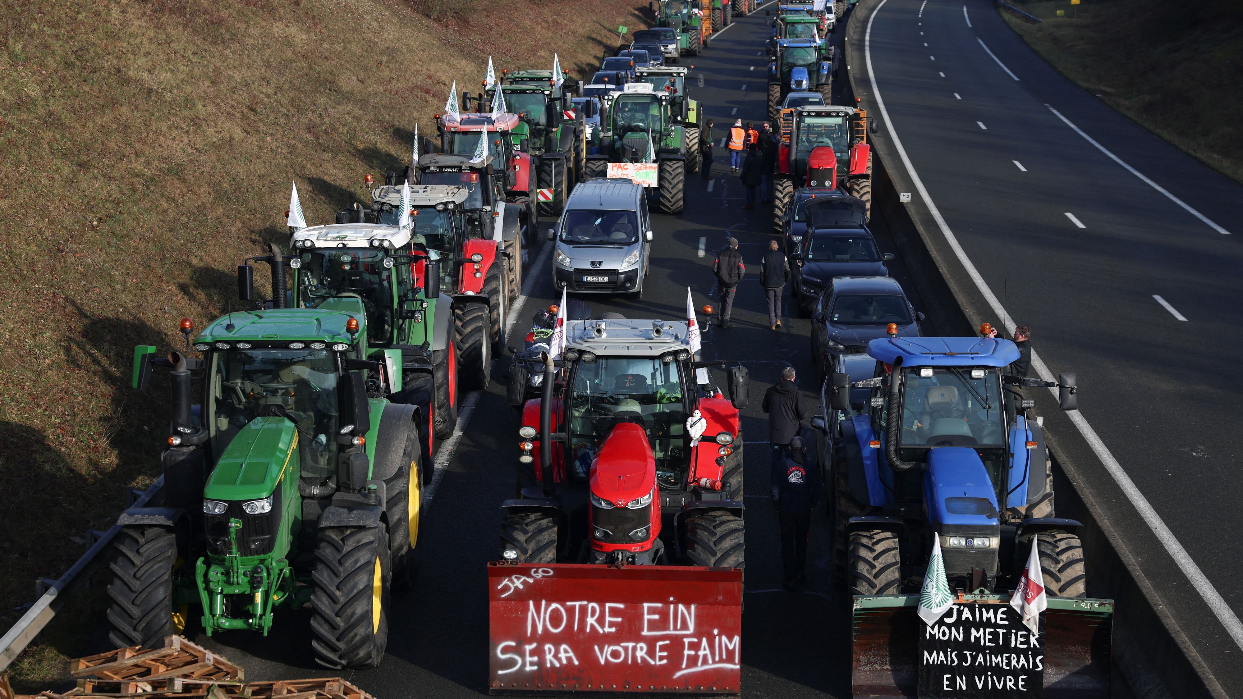 Agrar-Proteste in Frankreich: Wütende Bauern blockieren Paris