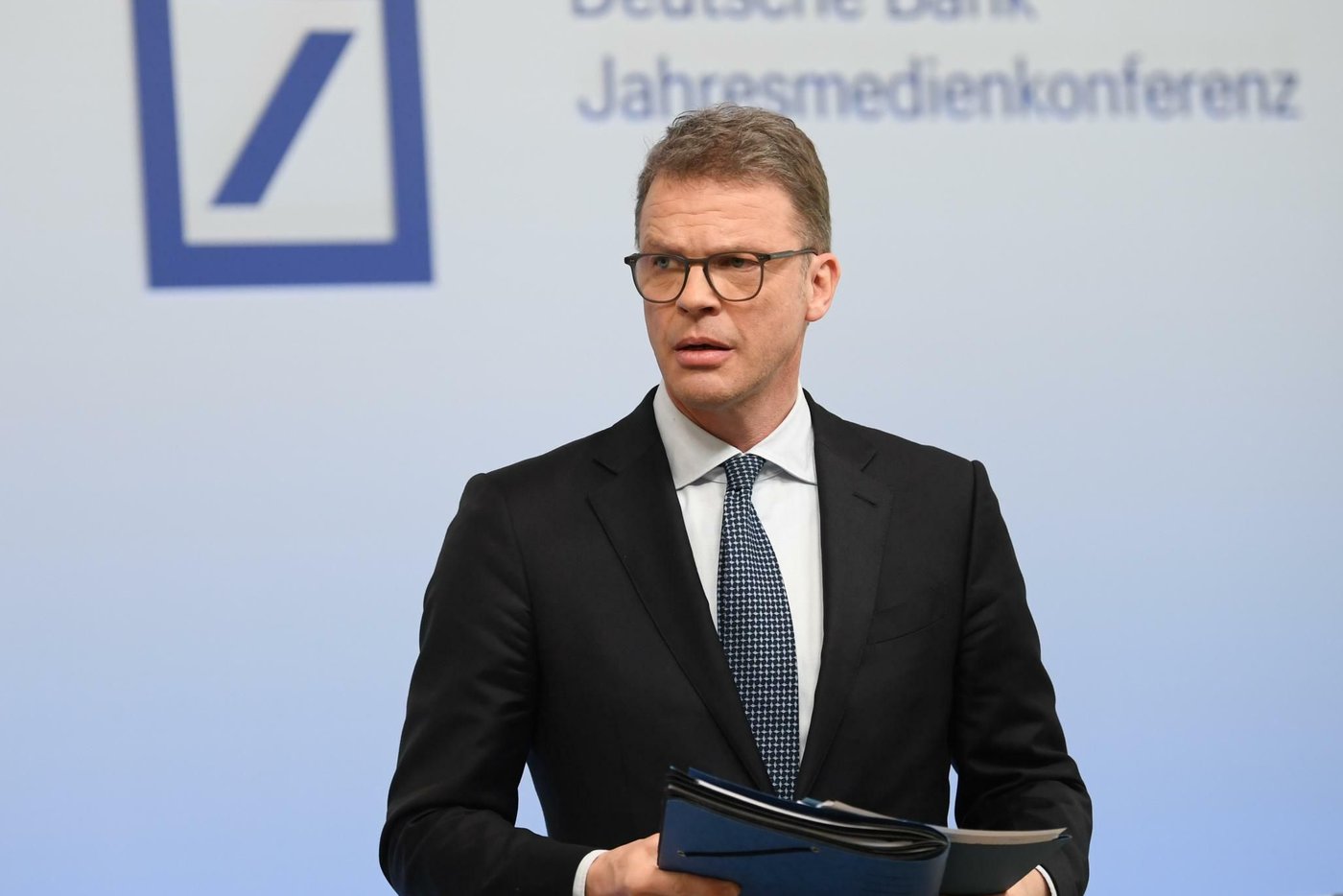 Christian Sewing will die Deutsche Bank „sturmfest“ machen
