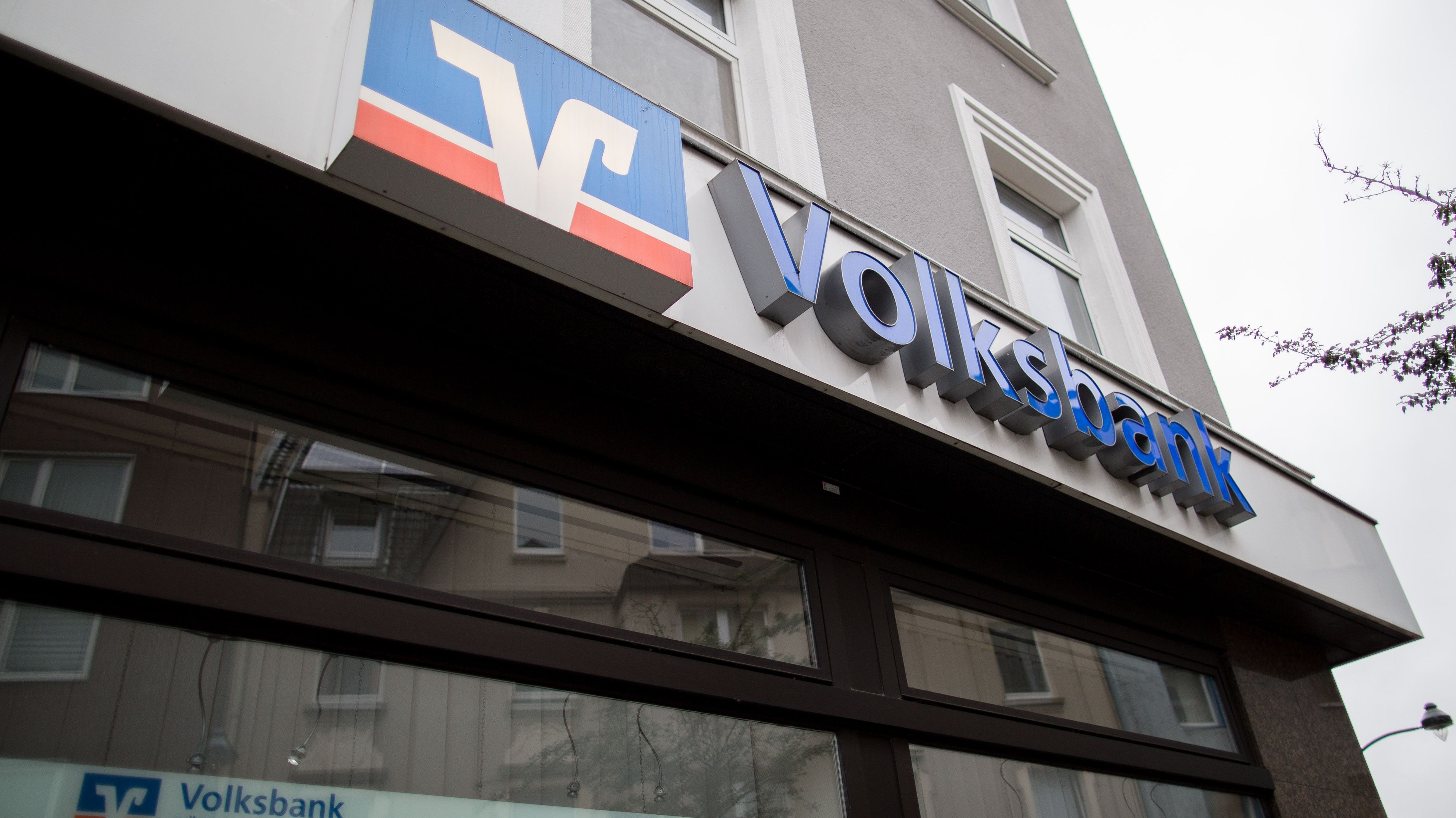 Volksbank: Ermittler durchsuchen die Räume der Volksbank Düsseldorf Neuss