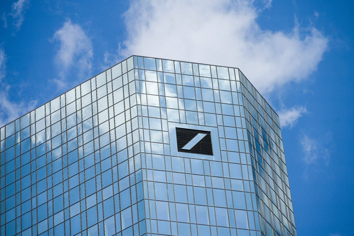 Banken: Deutsche Bank erwägt mehr Gehalt für außertariflich Bezahlte
