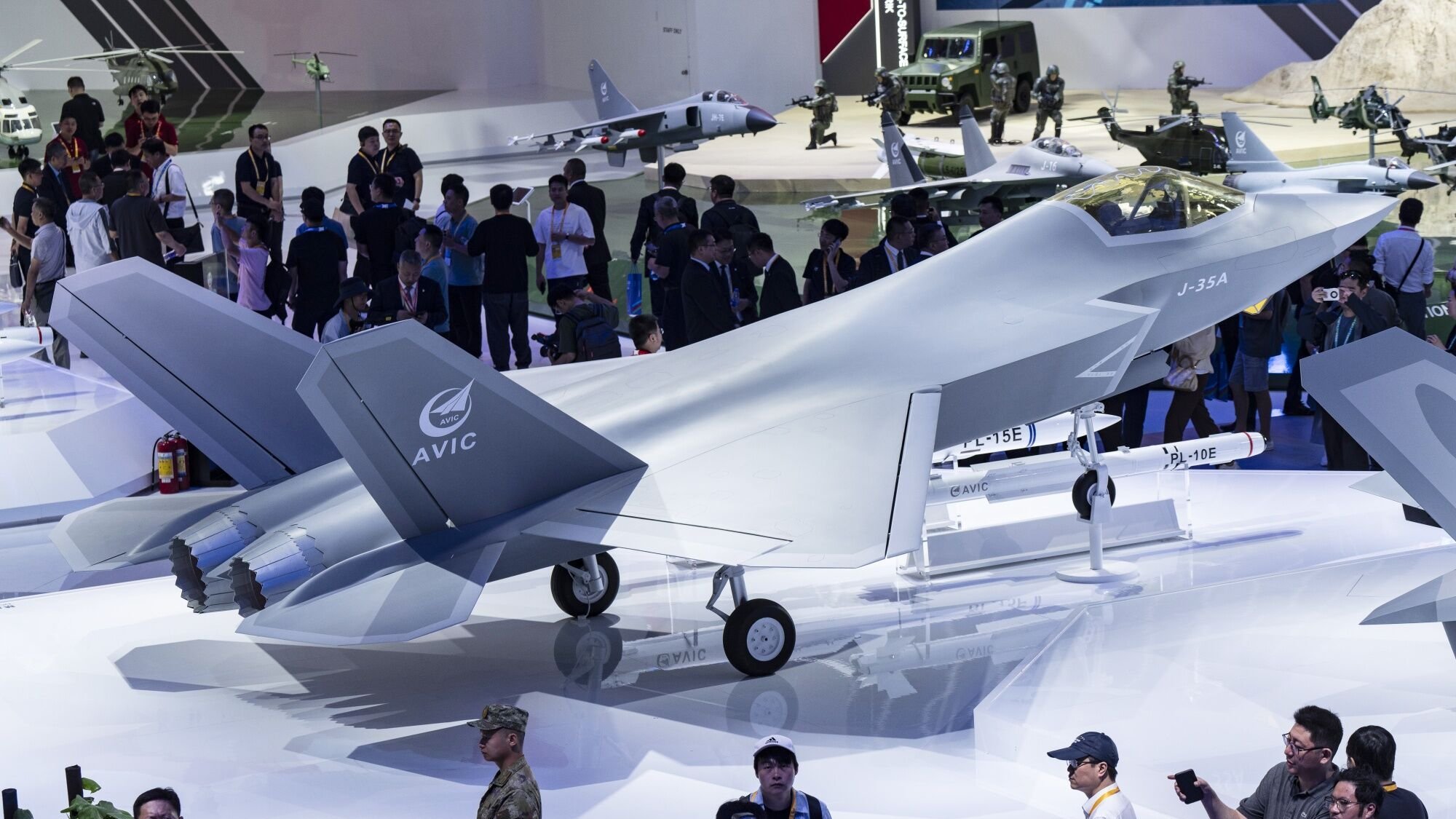 Zhuhai-Airshow: China präsentiert Tarnkappenjet J-35 und schürt Angst ...