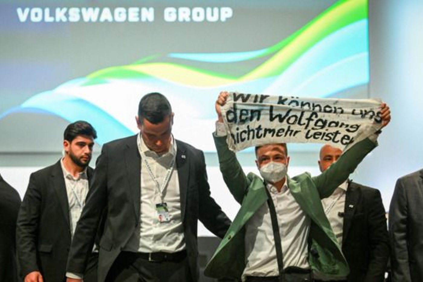 Protest bei VW-Hauptversammlung: Demonstranten werfen mit Torte
