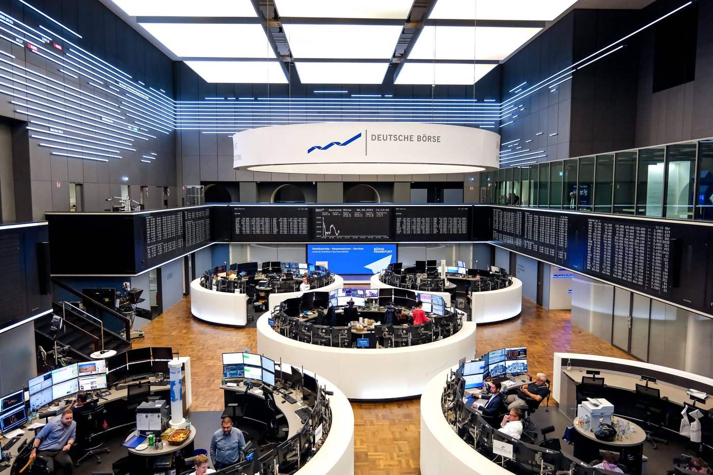 Dax aktuell: Dax springt nach oben und schließt nahe des neuen Rekordhochs