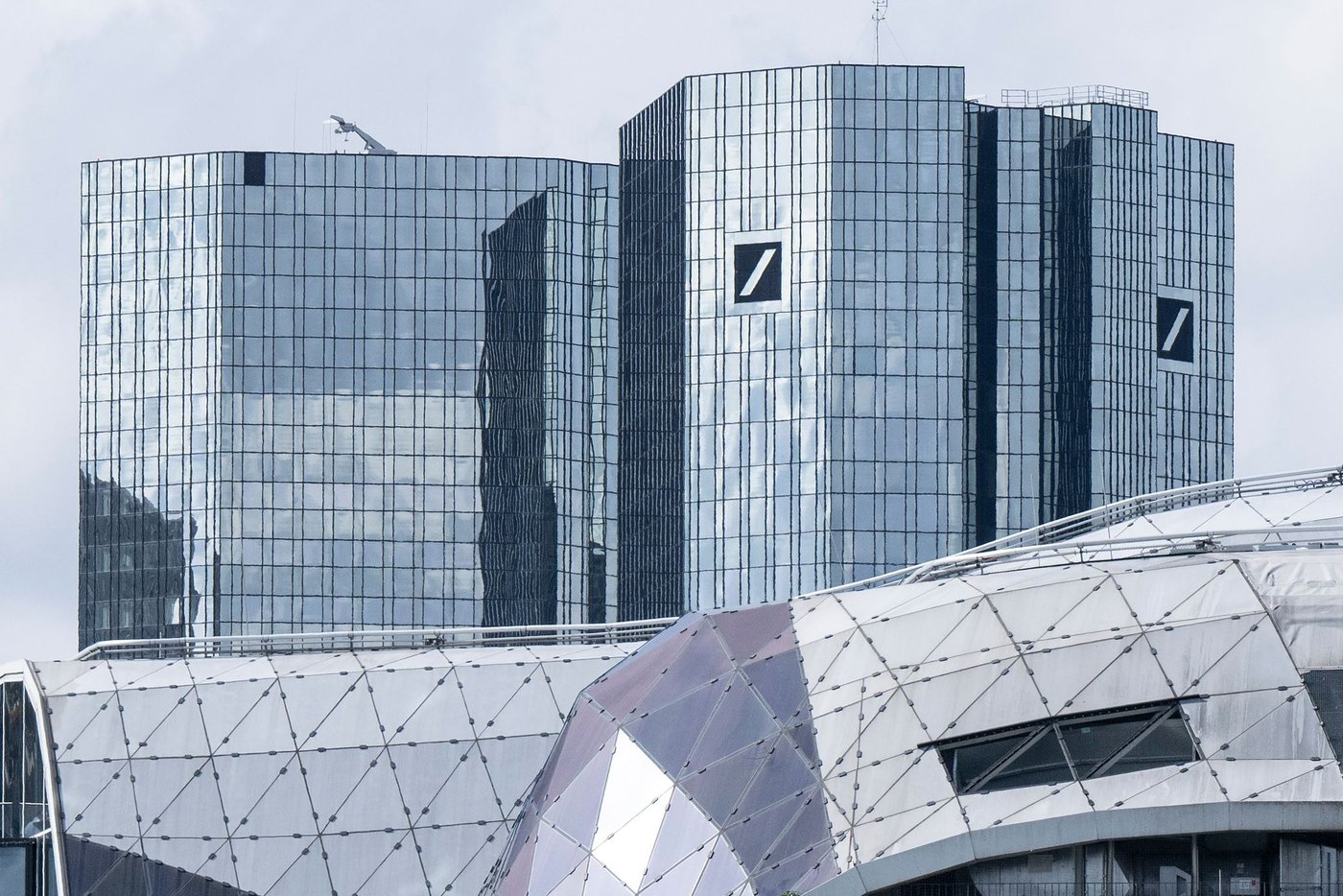 Deutsche Bank: Das Kreditinstitut streicht 3500 Jobs – Aktionäre feiern ...