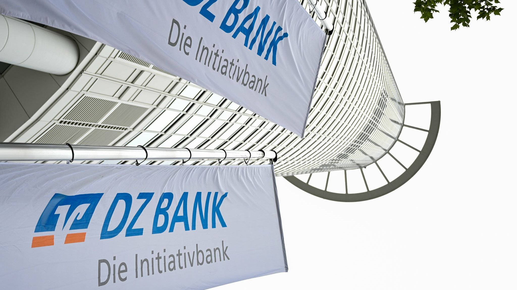 DZ Bank: Gewinn bricht deutlich ein