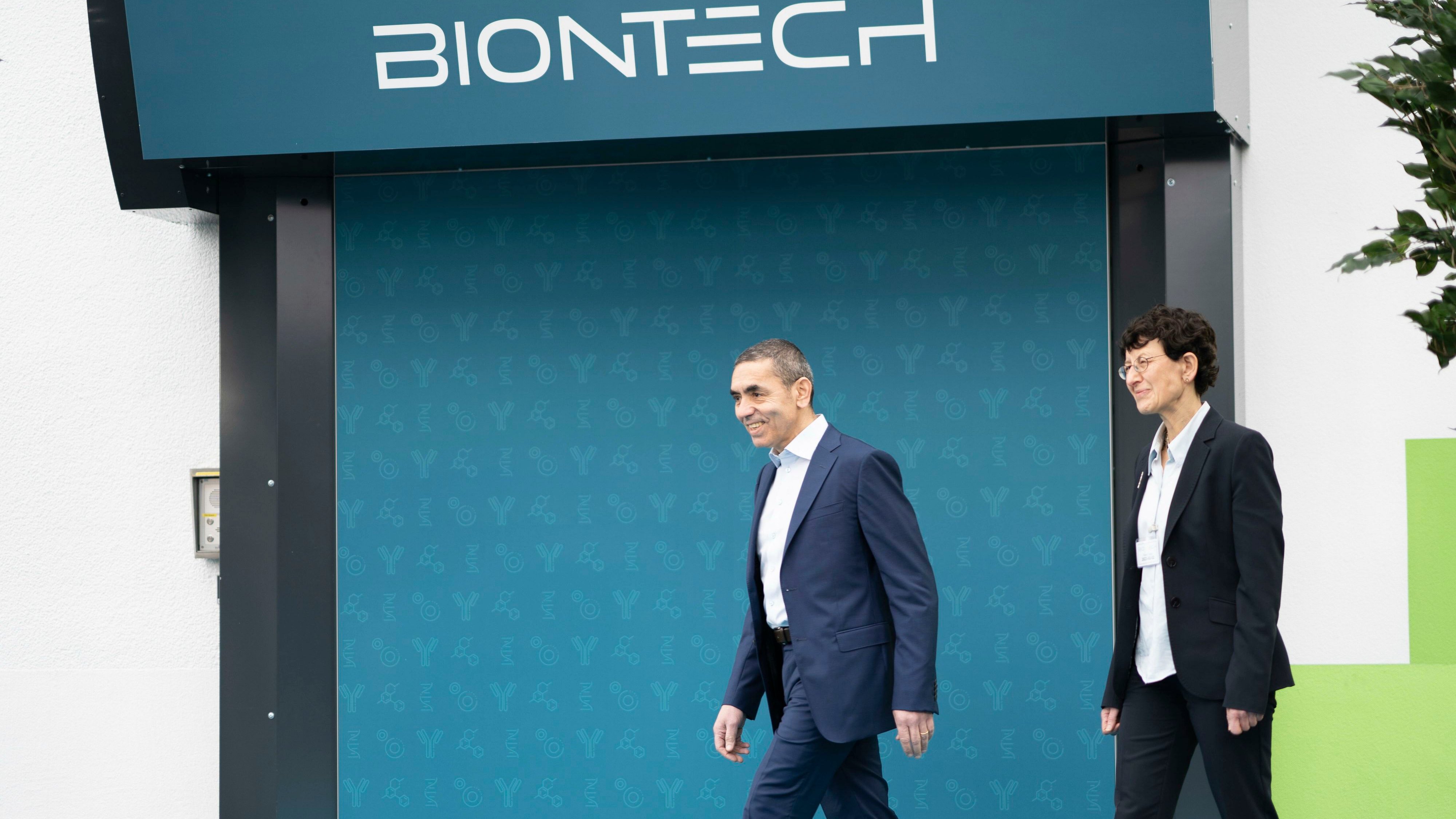 Biontech: Gründer ziehen sich zurück – Aktie bricht ein