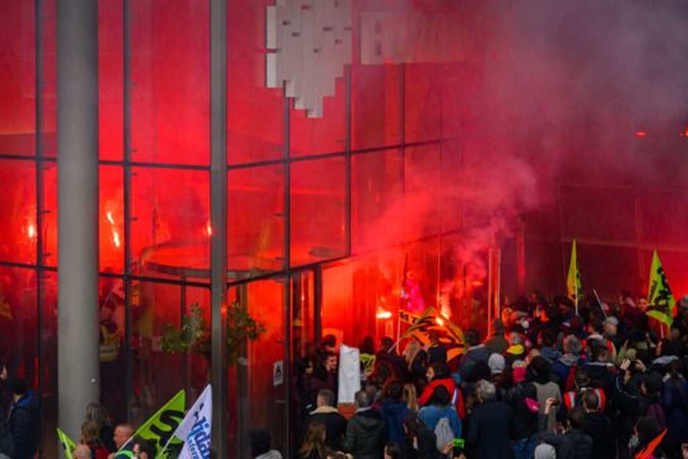 Demonstranten dringen in Euronext-Zentrale in Paris ein