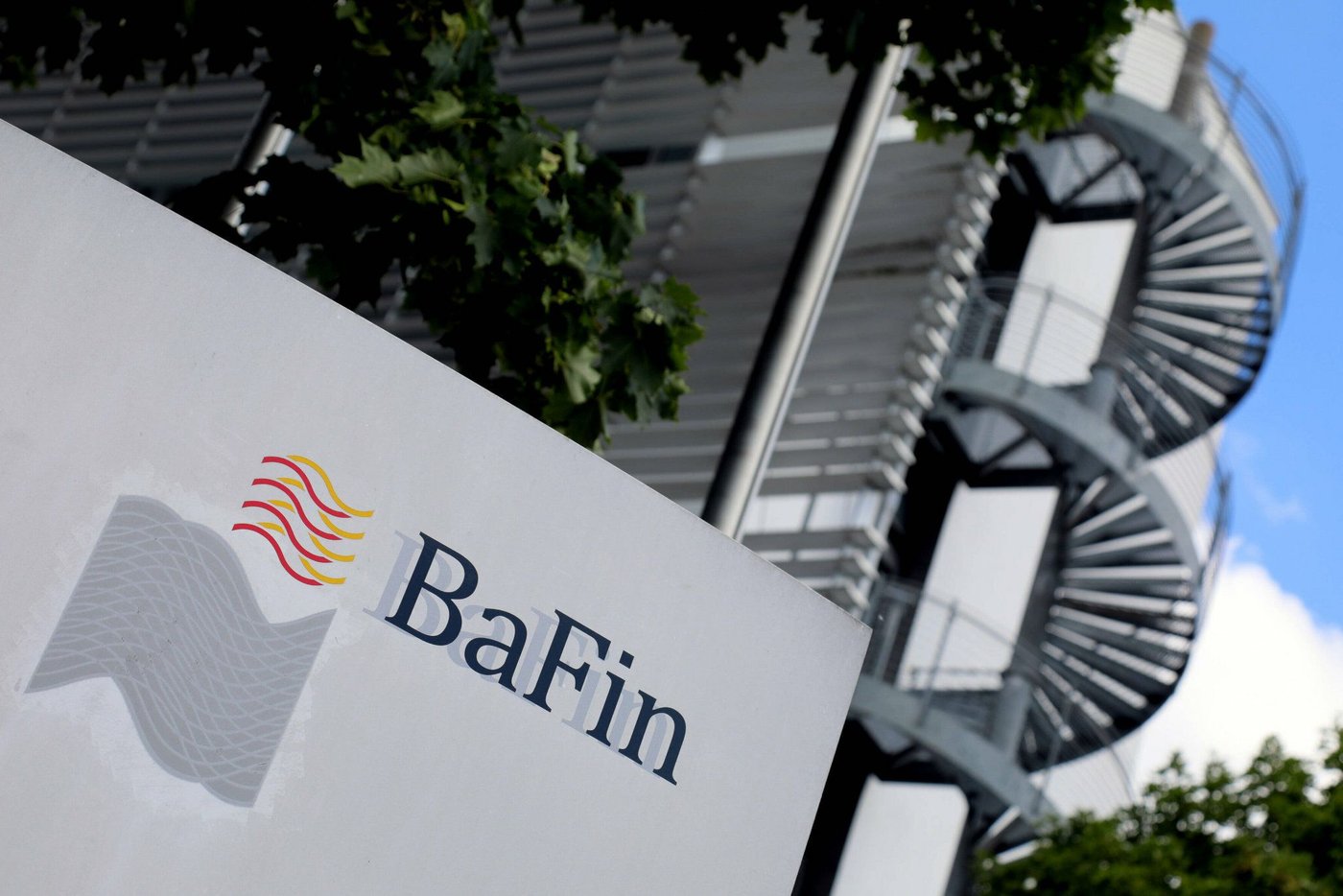 Bafin erhöht nach Verzögerungen bei Steuerbescheinigung Druck auf Banken.