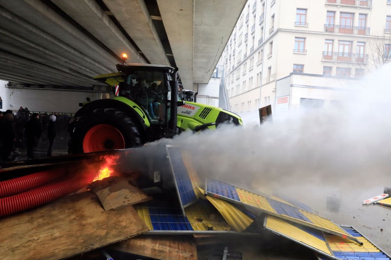Agrarpolitik: Bauern protestieren teils gewaltsam bei EU-Agrarminister ... Agrarpolitik: Bauern protestieren teils gewaltsam bei EU-Agrarminister ...