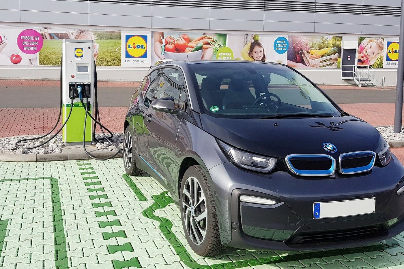 E-Auto laden: Lidl und Kaufland lassen Kunden für das Laden zahlen
