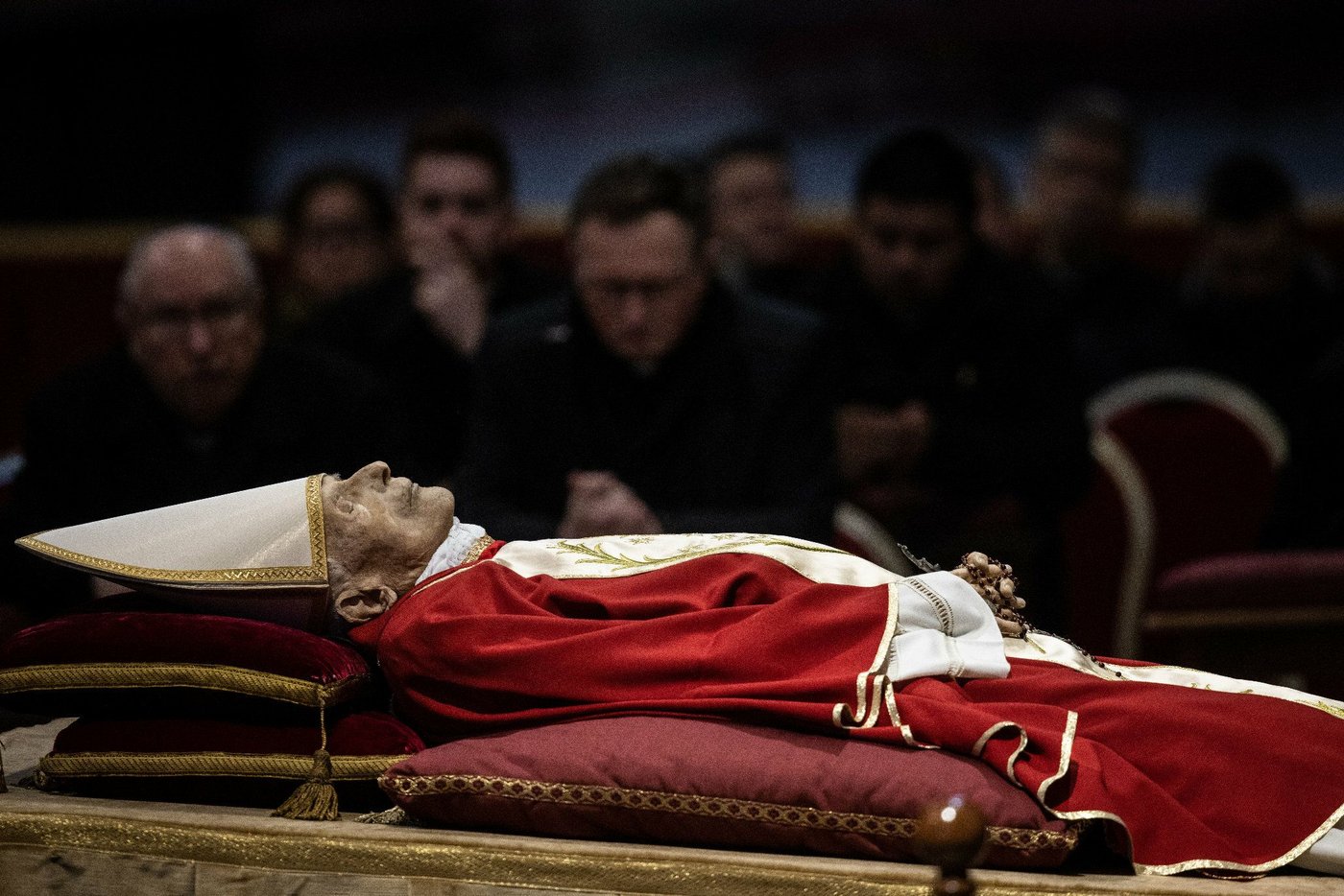 Emeritierter Papst Benedikt XVI. aufgebahrt im Petersdom aufgebahrt