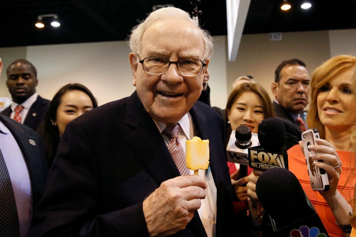Berkshire Hathaway: Warren Buffett verteidigt Cash-Reserve
