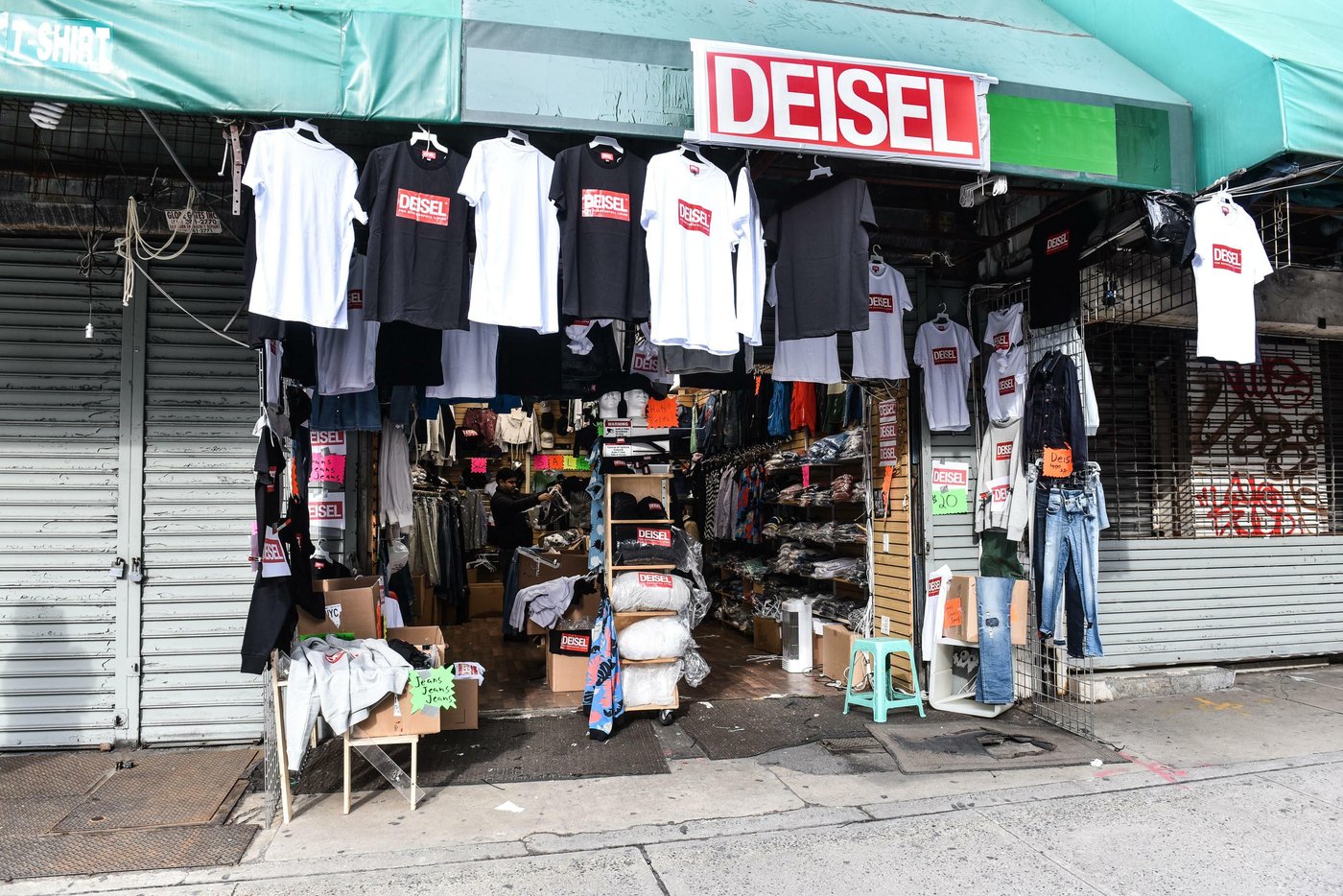 New York Fashion Week: Warum Diesel eigene Fake-Jeans in Chinatown verkauft