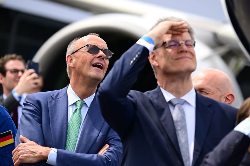 Luftfahrtstrategie: Merz sieht Luftfahrt als Schlüsselbranche - neue ...
