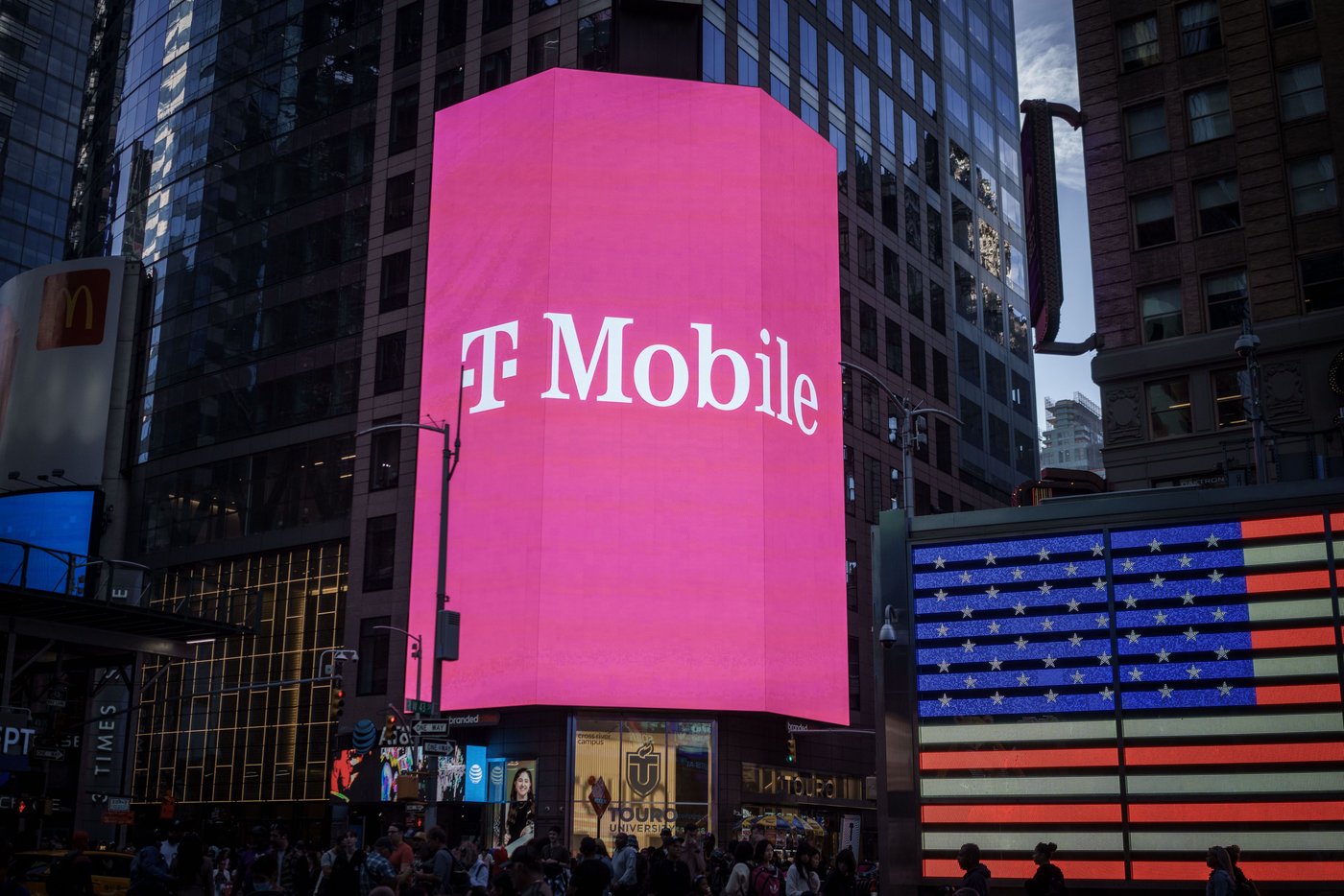 Telekom: Übernahmeziel in den USA verloren – Charter kauft Cox