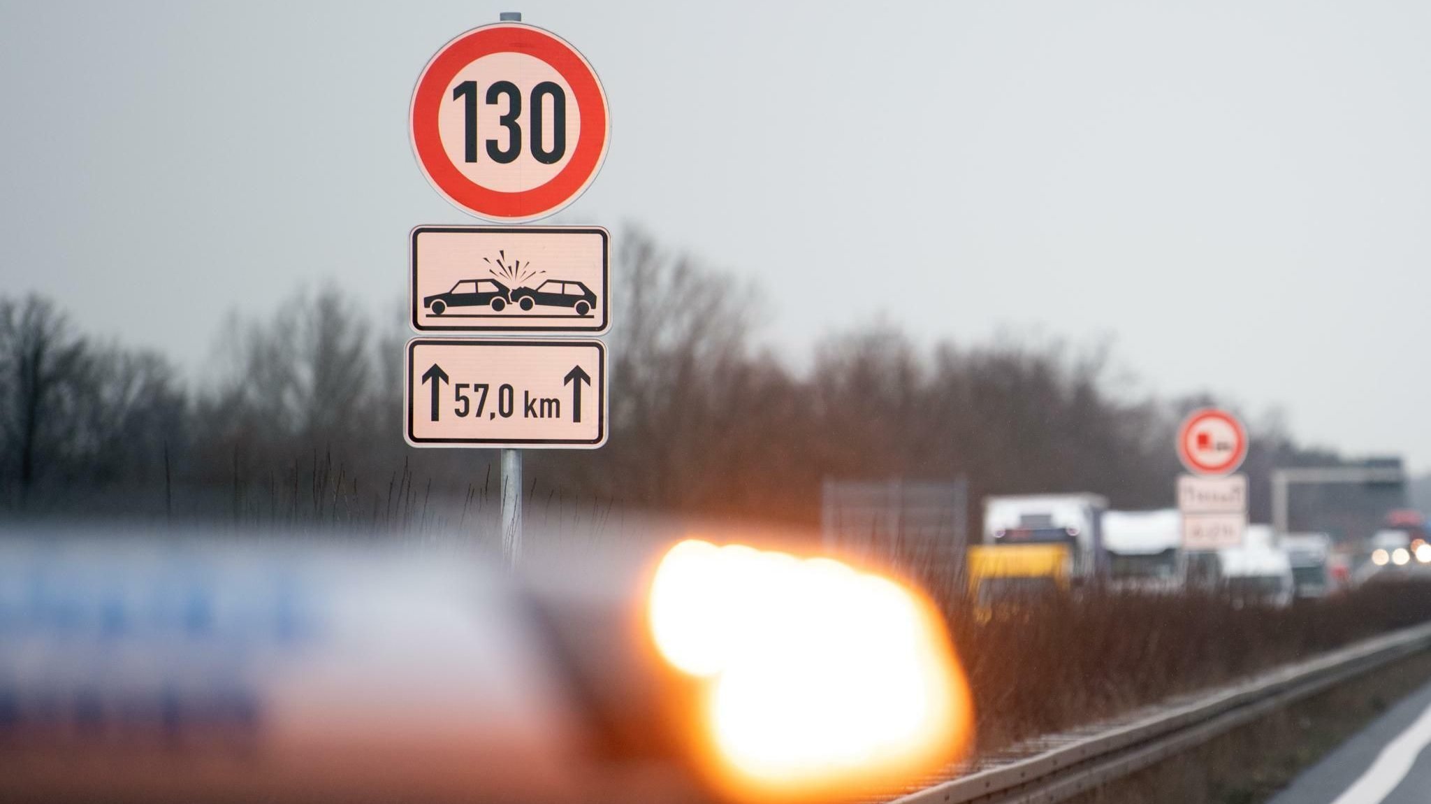 Tempolimit Deutschland: Experte warnt vor hohen Kosten