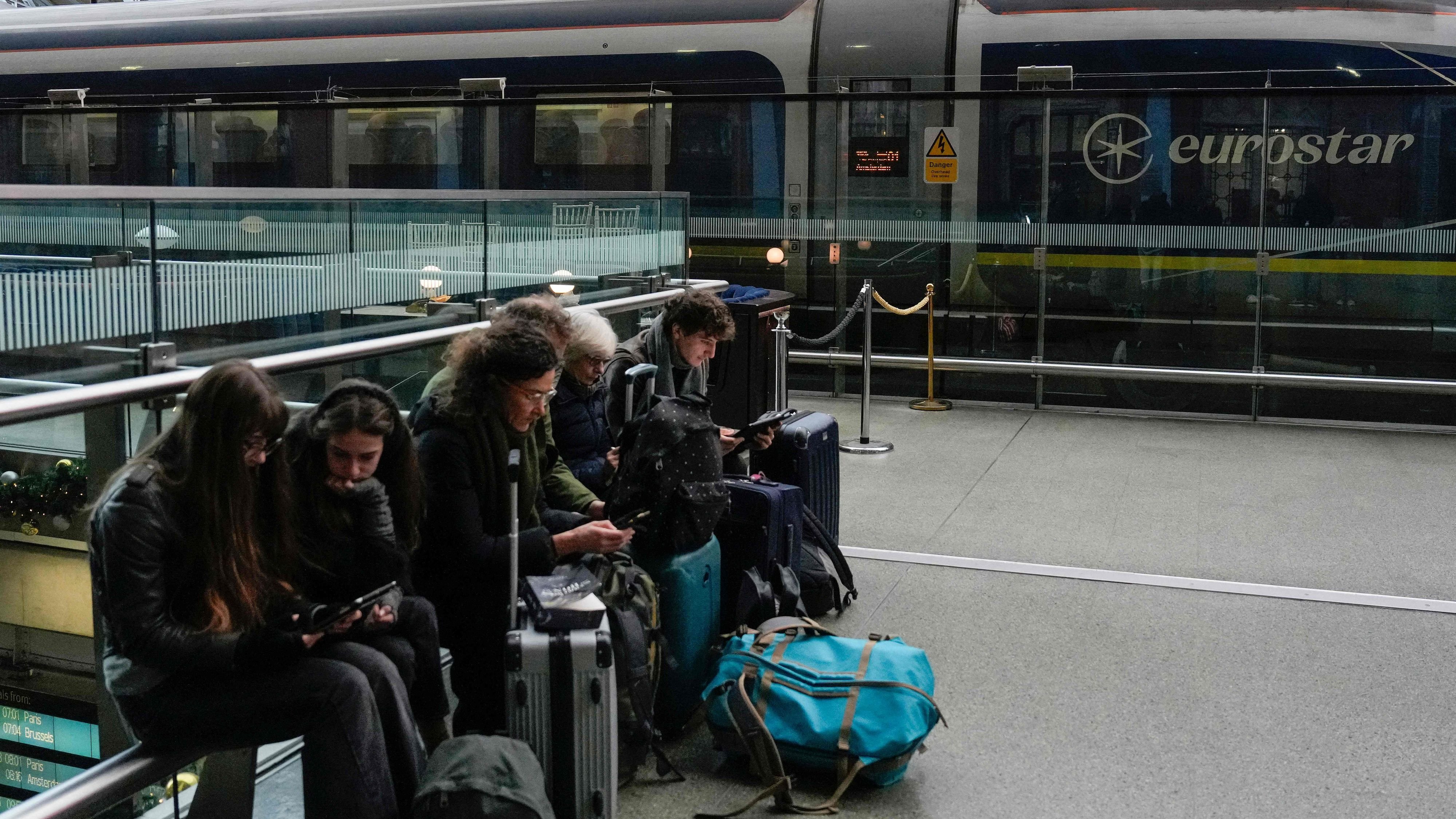 Bahnverkehr: Eurotunnel gesperrt – Eurostar stellt Zugverkehr nach ...