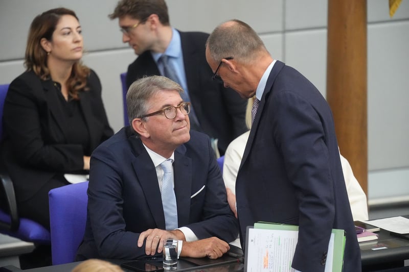 Ludwig-Erhard-Gipfel: Merz stellt sich vor Kulturstaatsminister Weimer