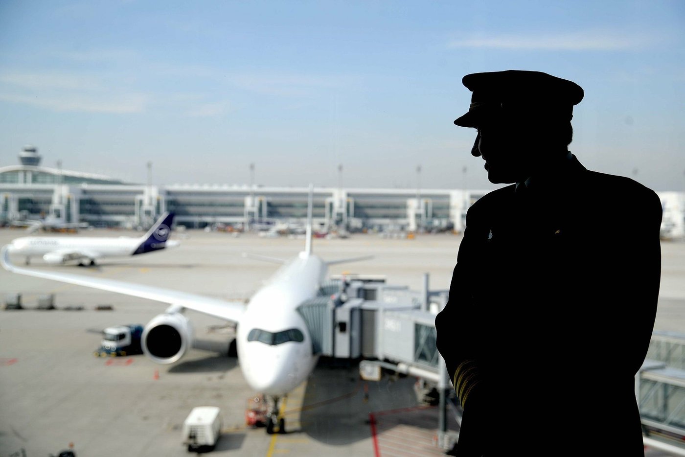 Münchner Flughafen blockiert: Klimaaktivisten kleben sich an Rollfeld fest
