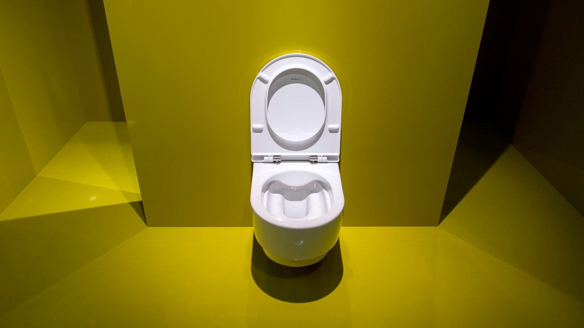 Mal harmlos, mal nicht: Bläschen in der Toilette: Warum schäumt mein Urin?