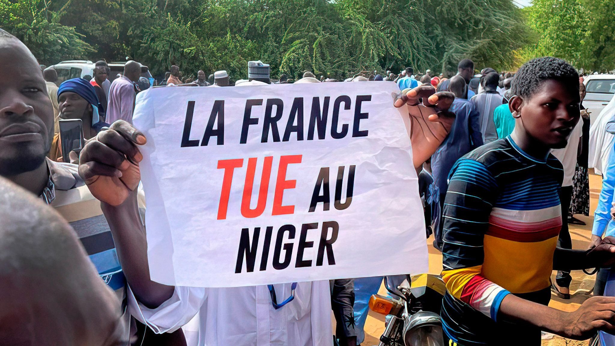 Putsch im Niger: Macron reagiert auf Anti-Frankreich-Proteste