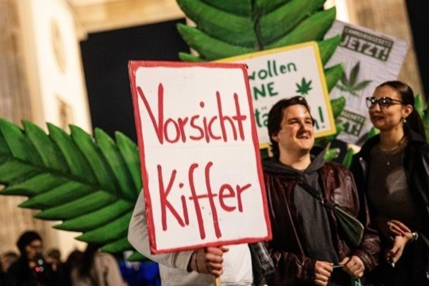 Menschen feiern Cannabis-Legalisierung in Berlin
