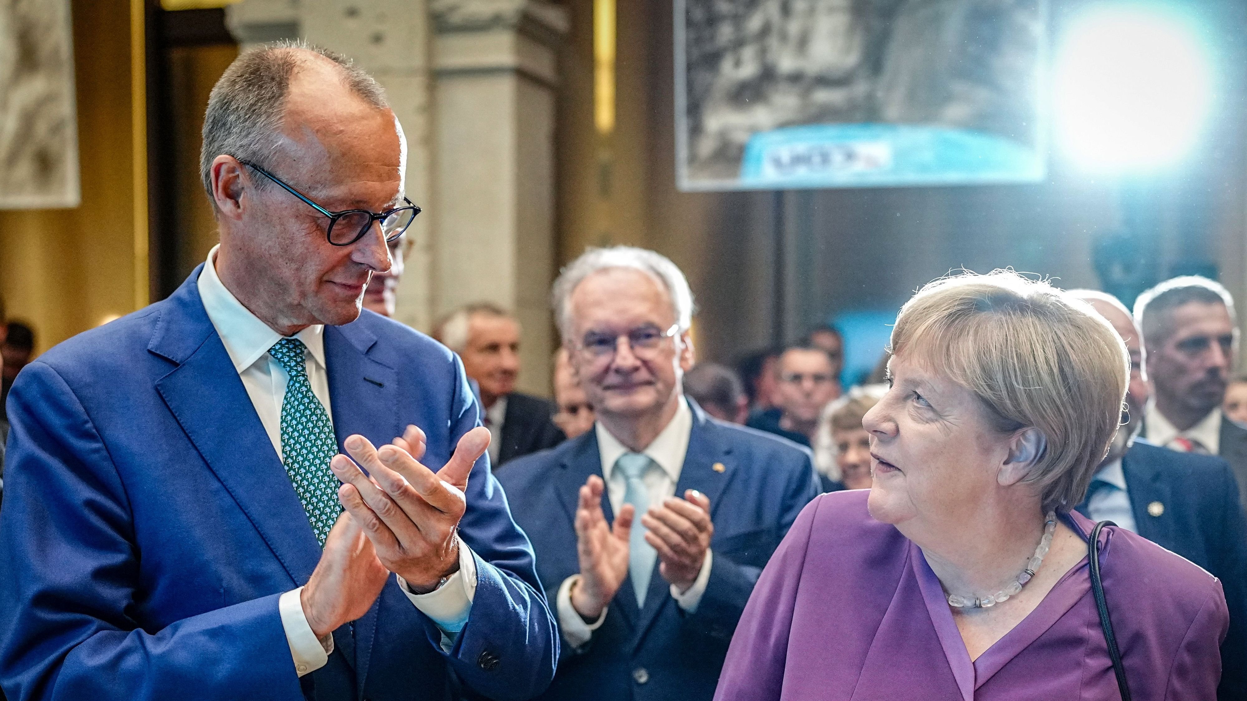 Kommentar: Merkel versus Merz – die Soap-Opera, die keiner verpassen will