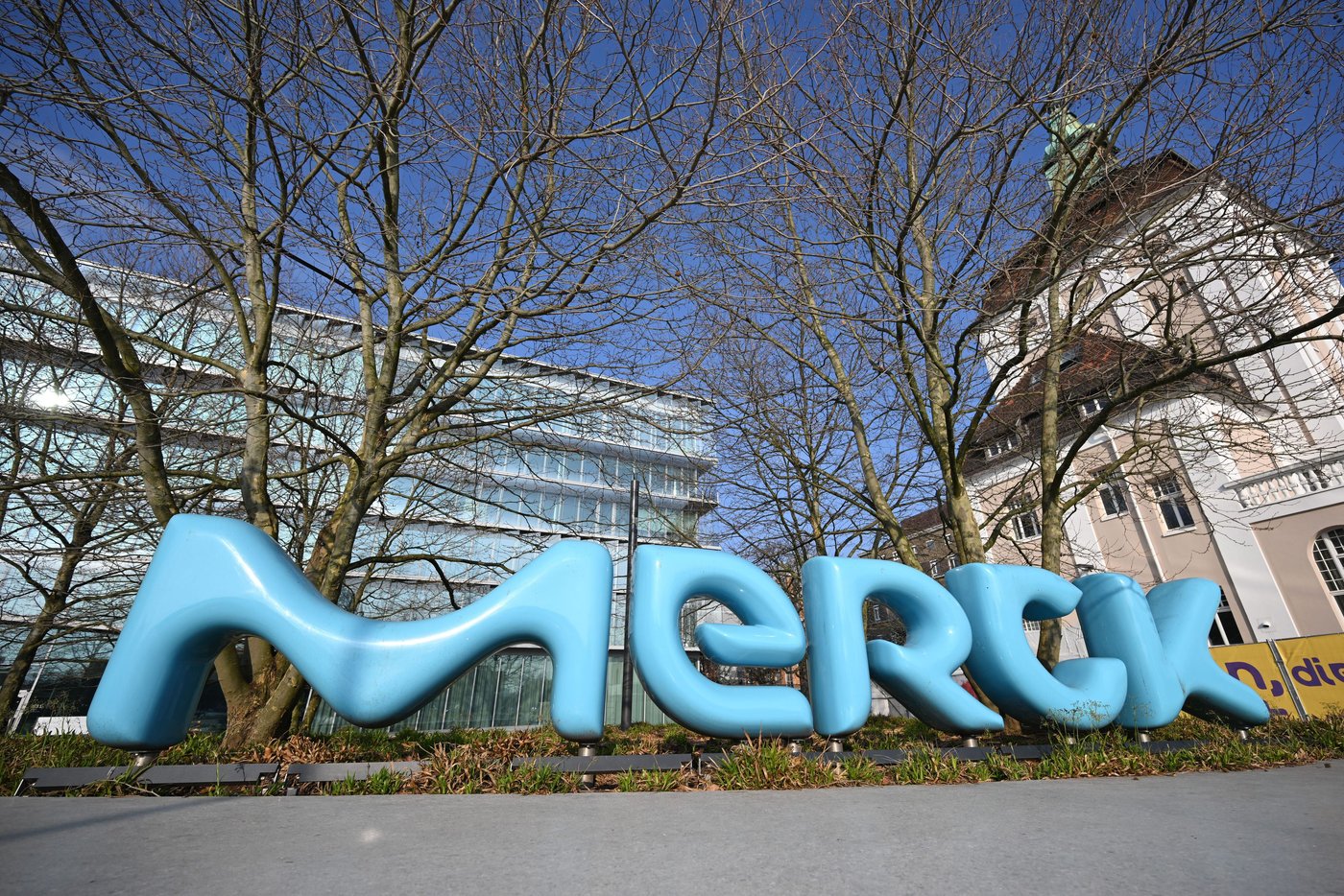 Pharma: Merck senkt Jahresausblick wegen unsicherer Zollpolitik