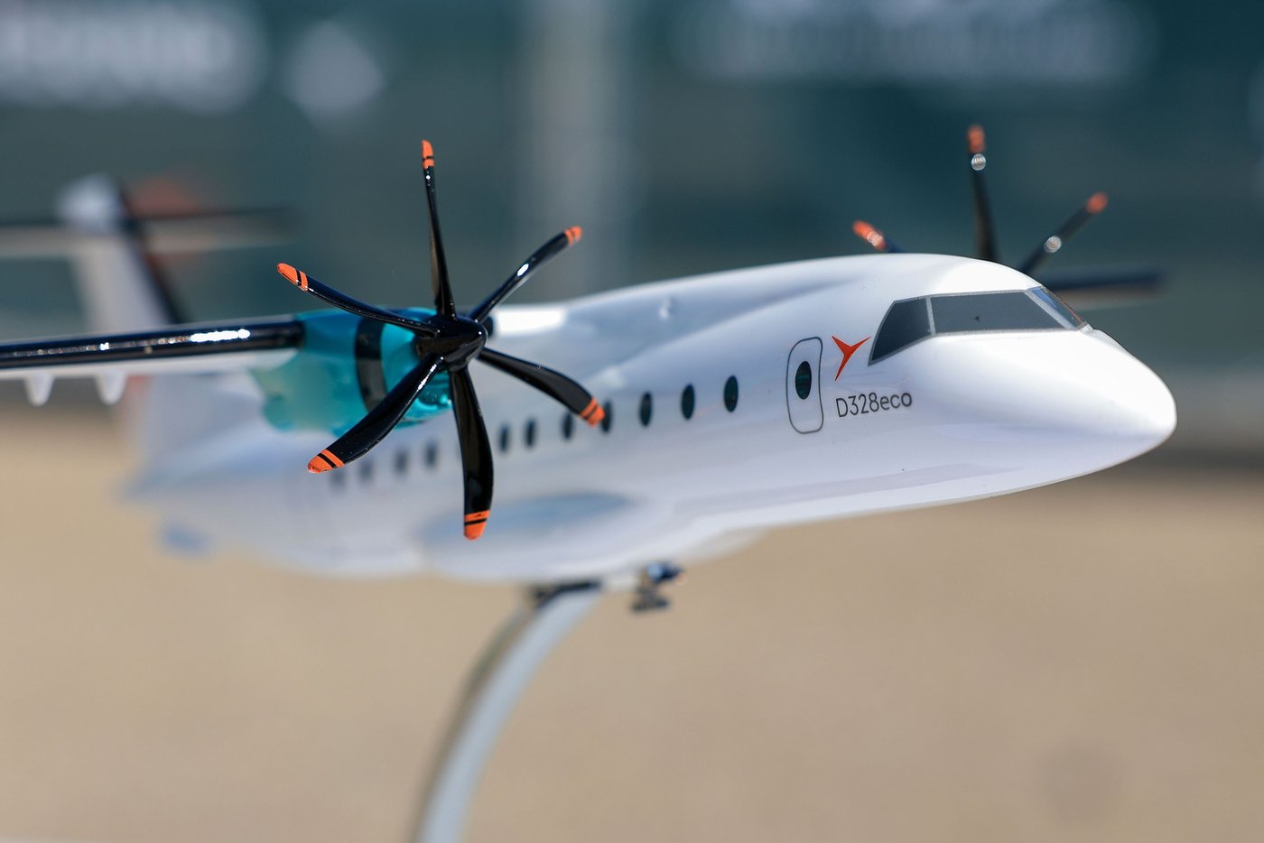 Luftfahrt: Das deutsche Passagierflugzeug Dornier 328 hebt demnächst ab