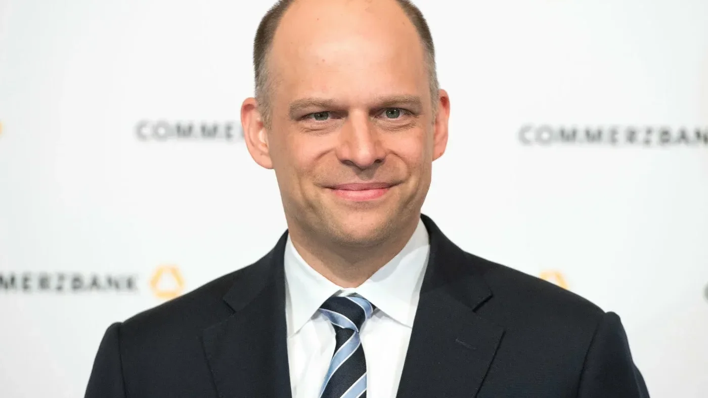 Banken: Was der Commerzbank-Deal für Unicredit-Aufsichtsrat Chromik ...