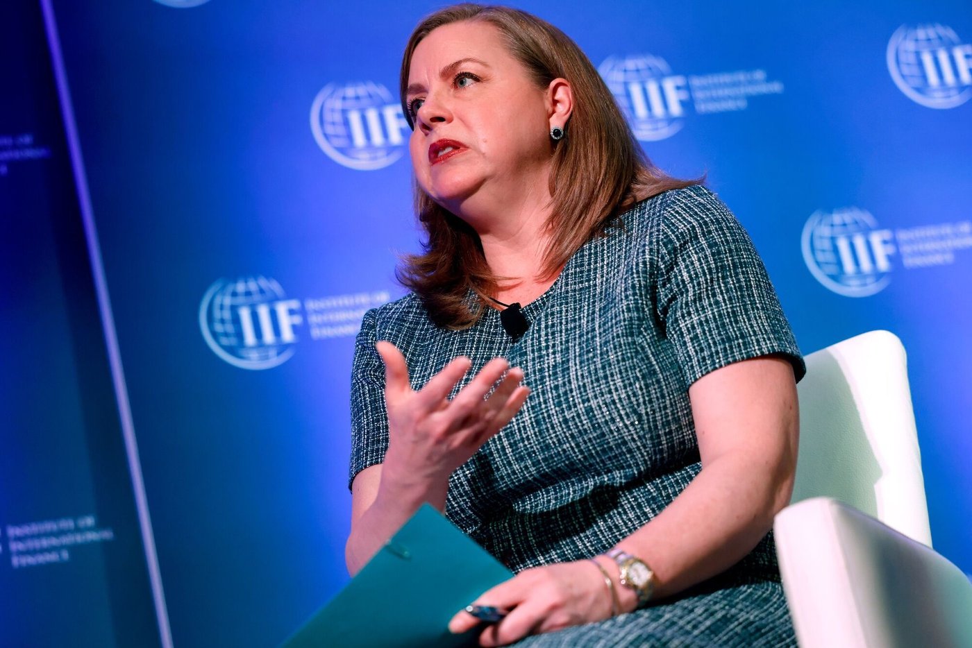 Geldpolitik: Fed-Direktorin Michelle Bowman plädiert für vorsichtigen ...