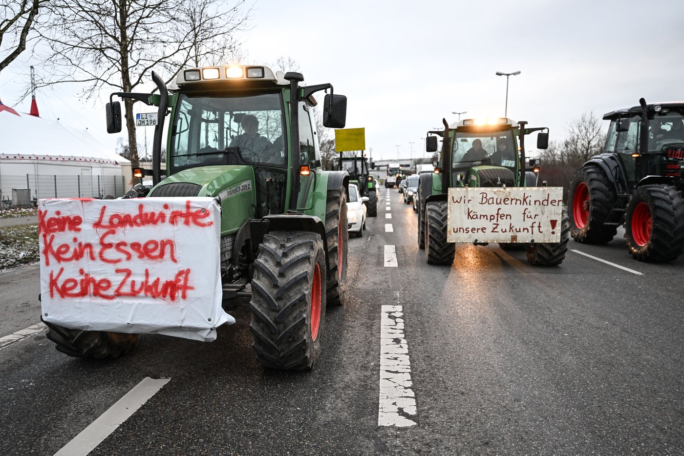 Proteste: Bauernproteste behindern bundesweit den Verkehr