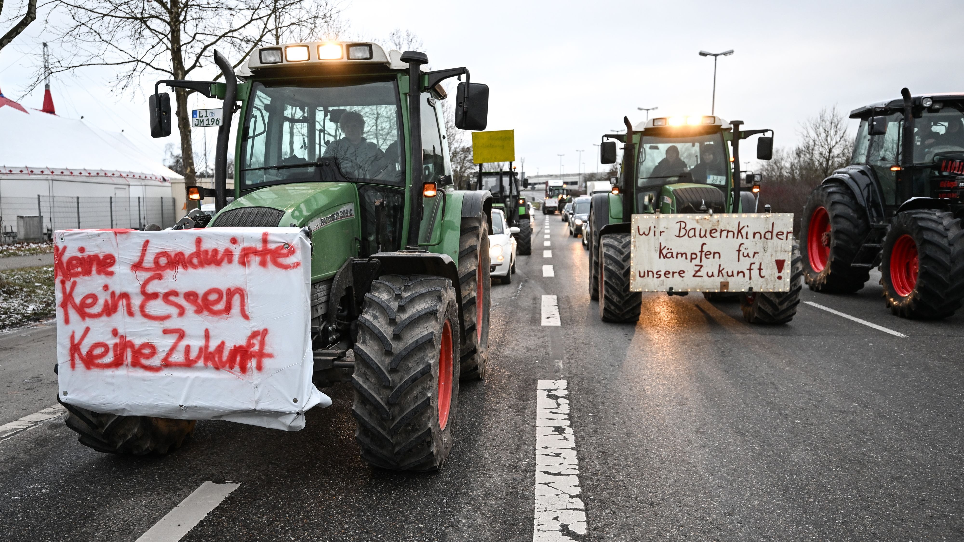 Proteste: Bauernproteste behindern bundesweit den Verkehr