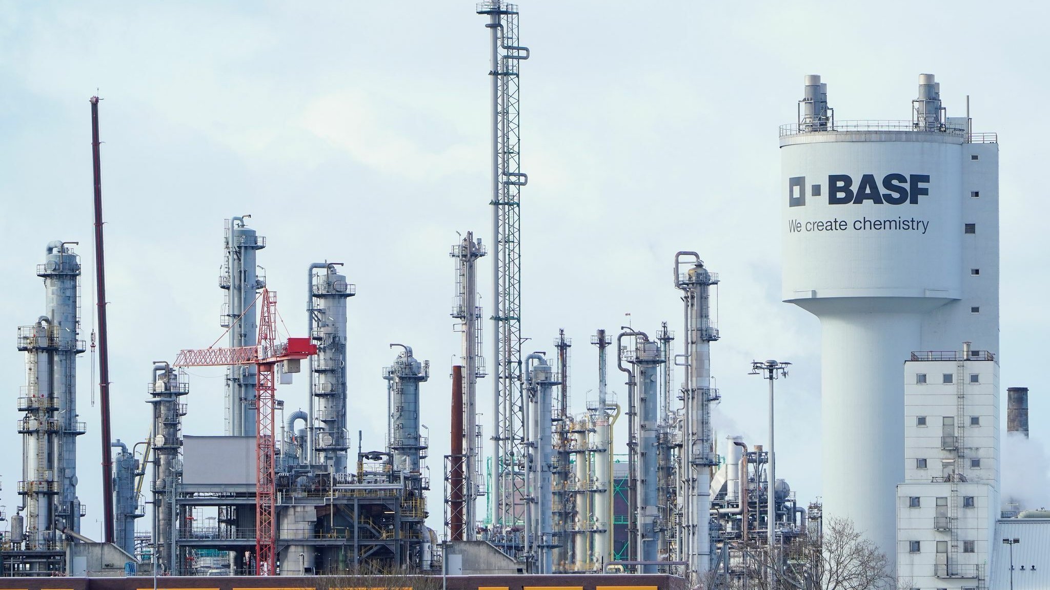 Chemieindustrie: BASF schließt weitere energieintensive Anlagen in ...