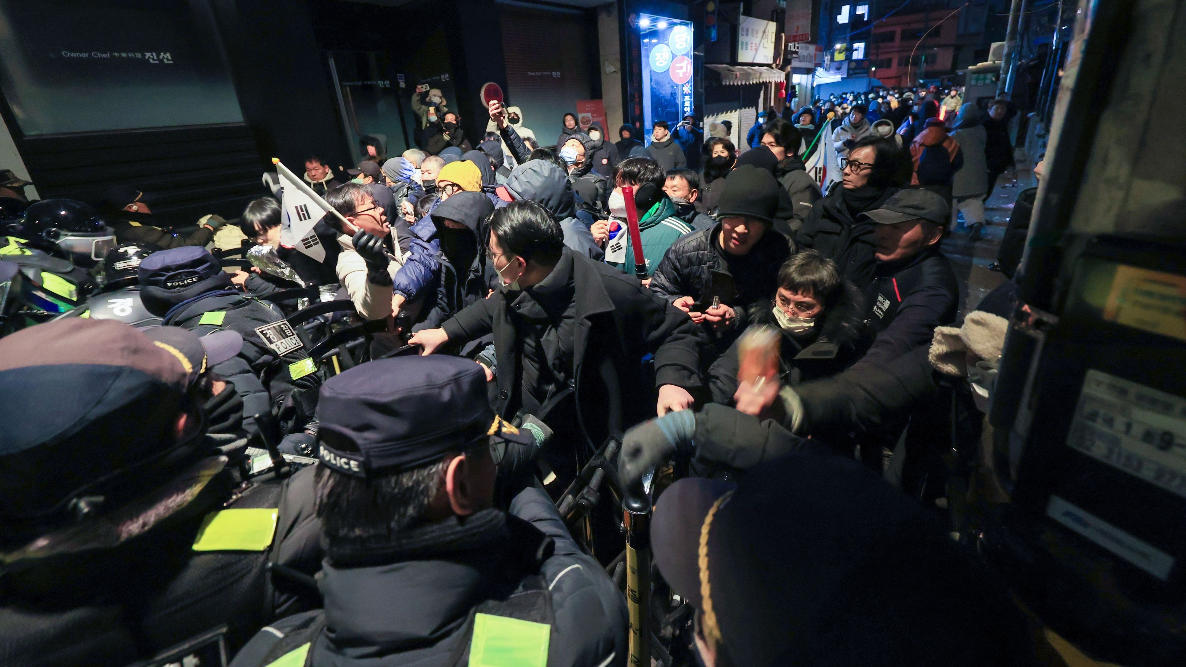 Gewaltsame Proteste gegen die Haft von Präsident Yoon erschüttern Südkorea