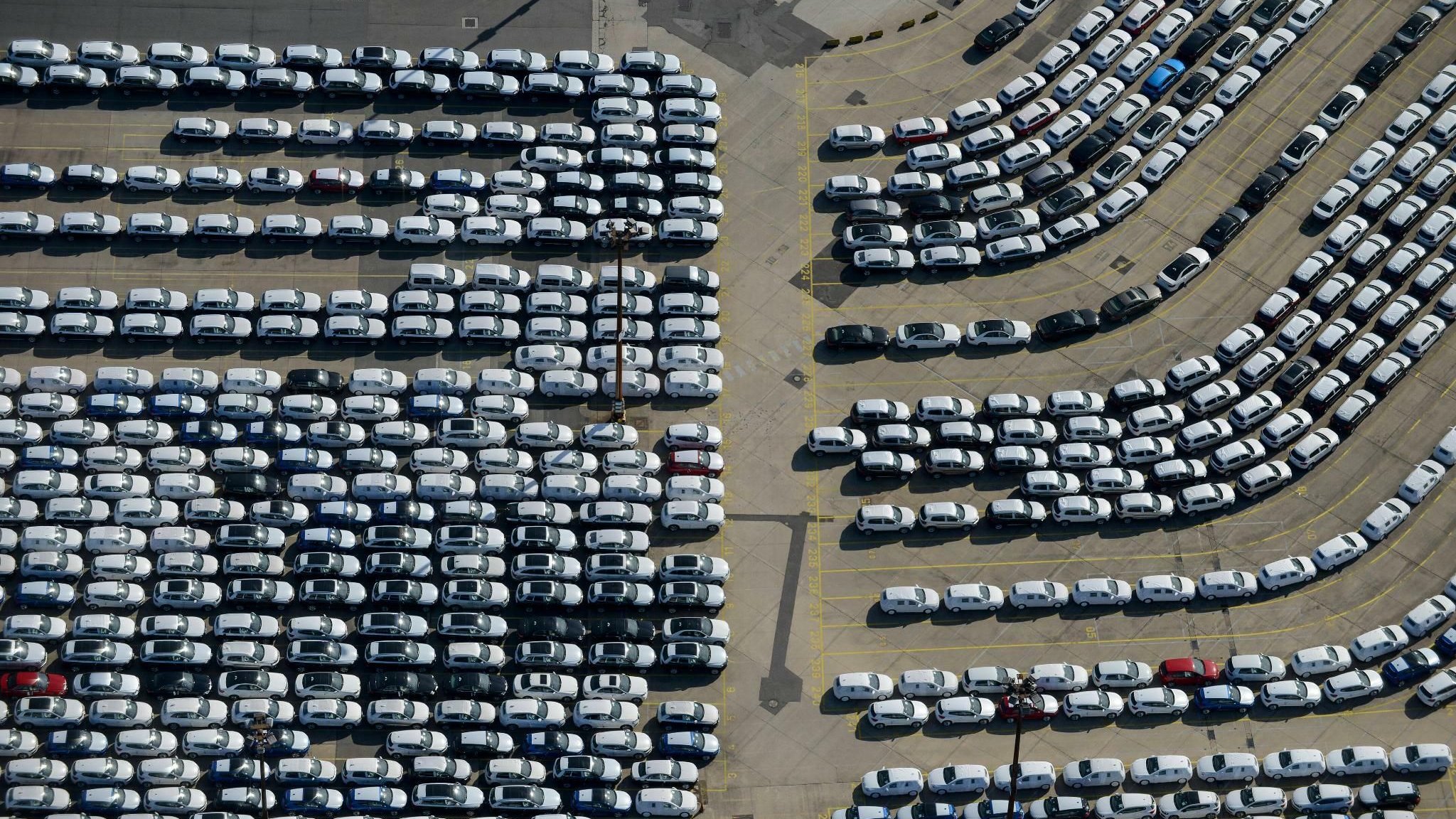 Lieferengpässe lassen deutsche Auto-Exporte einbrechen